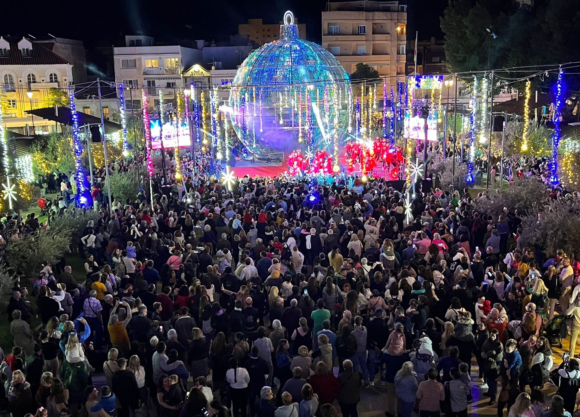 Miles de personas dan la bienvenida a la Navidad en Fuengirola con el ...